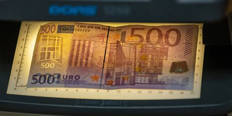 Евро падает до 20 летнего минимума к доллару Все из за газа