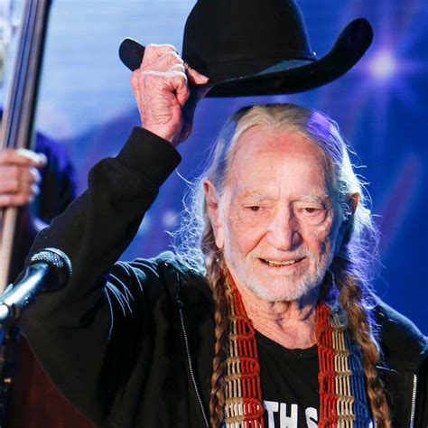 Willie Nelson 92 Proves Hes Alive And Well As He Shuts Down Death
