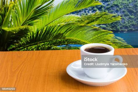 열대 배경의 나무 테이블에 흰색 컵에 검은 커피 클로즈업 공간을 복사합니다 배경 주제에 대한 스톡 사진 및 기타 이미지 배경