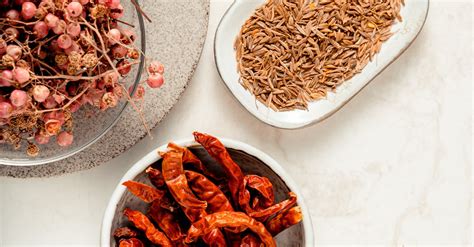 가정 요리 건조한 허브 고급 재료 구르메 스파이스 레드 칠리 마른 말린 고추 말린 향신료 말린 허브 맛있는 요리 맛있는 재료 미식 요리 세라믹 판