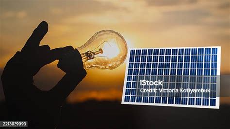 태양 전지판의 3d 모델 옆에서 일몰 배경에 전구를 들고 있는 손 지속 가능한 에너지로의 전환 3차원 형태에 대한 스톡 사진 및 기타 이미지 Istock