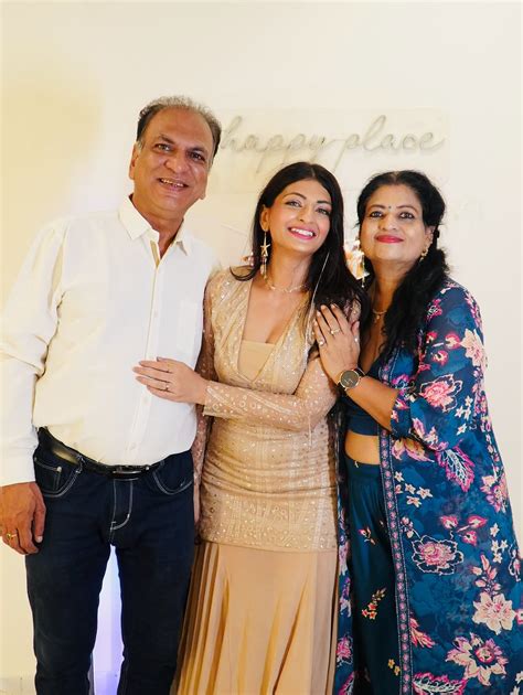 अभिषेक बजाज की एक्स वाइफ की 10 फोटो बिग बॉस 19 में कंटेस्टेंट बन कर आएंगी नजर Abhishek Bajaj