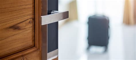 실내 보안을 위한 디지털 도어 핸들 또는 전자 제품 손잡이 수하물이 있는 목재 도어 오픈 및 객실 호텔 배경 여행 여행 여행 및 휴가 개념에 대한 시간 문에 대한 스톡 사진