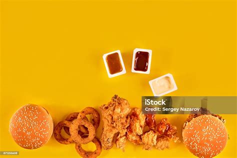 패스트 푸드 요리 최고 볼 수 있습니다 고기 햄버거 감자 칩 및 웨지입니다 구성 데 려가 감자 튀김 햄버거 노란색 바탕에