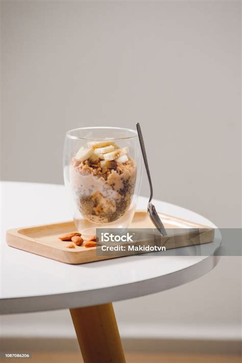 건강 한 식사를 영양가 있는 아침 식사아몬드 Chia의 종자 바나나 키 위 과일과 열매와 그 라 놀라와 인근 우유 병 건강한 생활방식에 대한 스톡 사진 및 기타 이미지