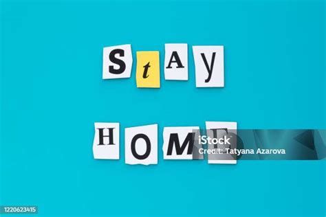 텍스트를 쓰는 단어 집에 있어 청록색 배경에 문자를 잘라 제목 비문이 있는 배너 코로나 바이러스 예방 검역 개념 0명에 대한