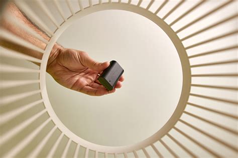 오래된 카메라 배터리는 폐기 및 재활용을 위해 쓰레기통에 버려집니다 아래에서 볼 수 있습니다 폐기물의 활용 및 처리의 개념 개념에 대한 스톡 사진 및 기타 이미지 Istock