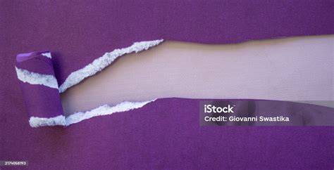 보라색 배경이 있는 빈 찢어진 노란색 종이 컨셉 이미지입니다 생활과 사업 개념 공간을 복사합니다 배경에 대한 벽 질감입니다 패턴 또는 텍스트 오버레이를 위한 수채화 페이지