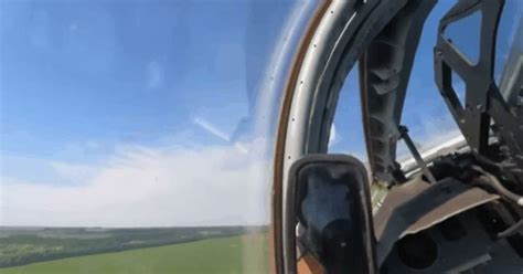 추락하는 러시아 전투기탈출하는 조종사 시점이 최초로 공개됐습니다