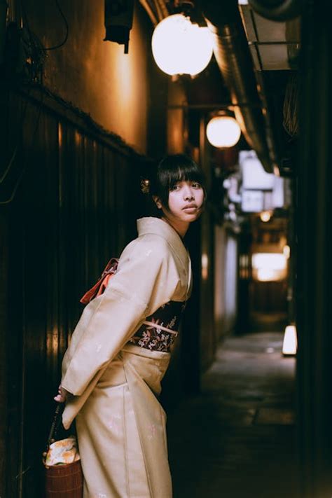 전통 기모노를 입은 여성의 문화적 초상화 · 무료 스톡 사진
