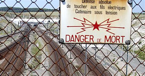 유로터널 영국행 시도 난민 2000명 급습해 혼란1명 사망