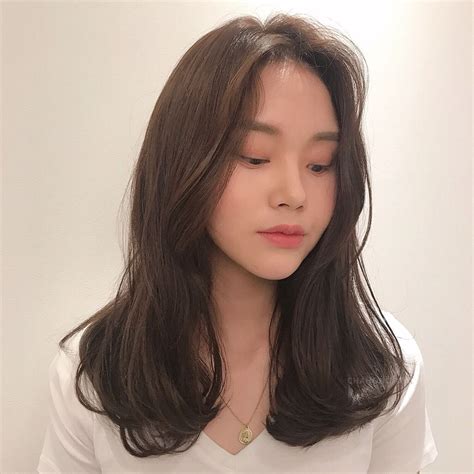 💎 중간머리 빌드펌 💎 자연스러운 무드의 고급스러운 빌드펌 스타일 긴머리 기장까지 가장 기르기 편한 예쁜 스타일이에요 💜 펌에서 가장 중요한 컷 얼굴라인을