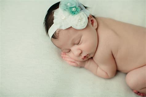 크림 색 담요에 누워 어두운 머리를 가진 잠자는 신생아 유아 소녀 갈색 머리에 대한 스톡 사진 및 기타 이미지 갈색 머리