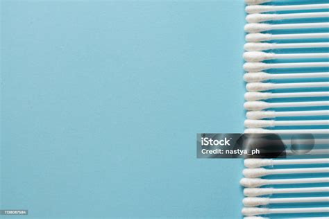 파란색 배경에 면봉 복사 공간이 있는 코스메틱 개념입니다 의료 및 개인 위생 텍스트 배치 1에 대한 스톡 사진 및 기타 이미지 Istock