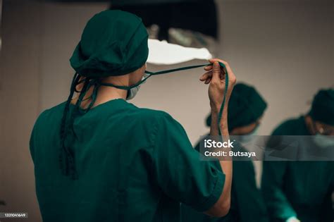 현대 수술실에서 수술 수술을 수행하는 아시아 의료 팀 병원에서 일하는 녹색 유니폼 농축액을 입은 의사와 간호사 보호 마스크에 대한 스톡 사진 및 기타 이미지 Istock