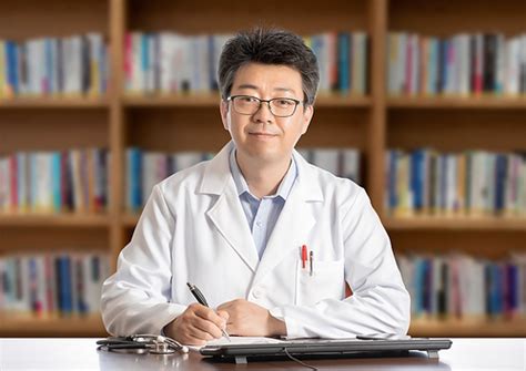 중년 남자 의사 의료컨셉 배경 유토이미지 상세페이지 베이직샵 사진 20923192