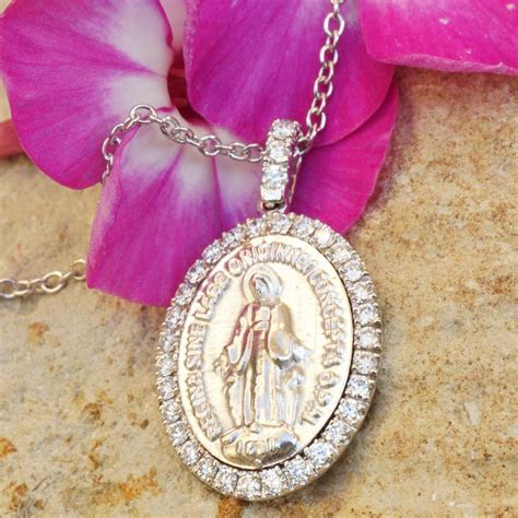 Sweet Madonna Pendant Made In Italy 0 21 Ct Tw Vs White Gold 18 Kt