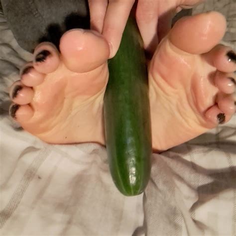 Cucumber Footjob 日本語で