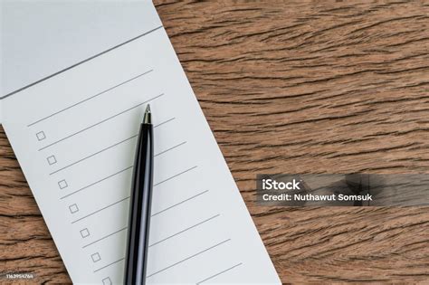 비즈니스 체크리스트로 사용 하는 복사 공간 나무 테이블에 확인란작은 메모장에 검은 펜 쇼핑 미리 알림 또는 프로젝트 우선 순위 작업 목록에 대 한 계획 문서에 대한 스톡
