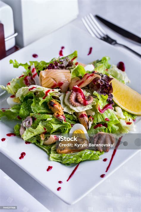 홍합 레몬 삶은 달걀 문어 오징어 샐러드 소스를 칼 붙이가있는 흰색 접시에 담은 샐러드 갑각류에 대한 스톡 사진 및 기타 이미지 Istock