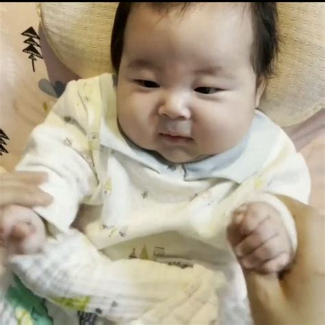 하온맘조이 ️ 엄마표영어 하브루타ㅣ육아and교육정보 1년의 기록 💜 집에서 셀프로 돌잔치를 하니 성장동영상은 제작할까말까하다가 초대장 만들다가 어쩌다보니 영상을 만들어버린