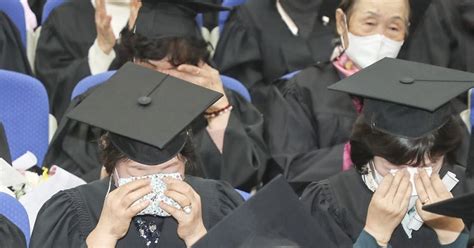 부산 부경중·부경보건고 40~80대 늦깎이 학생 졸업식