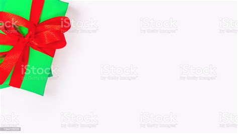 흰색 배경에 빨간색 리본과 활녹색 선물 상자 복사 공간을 복사합니다 해피 크리스마스 새해 생일 발렌타인 데이 여성의 날 0명에 대한 스톡 사진 및 기타 이미지 Istock