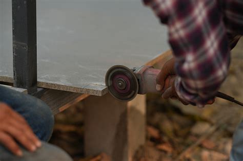 건설 현장에서 앵글 그라인더로 시멘트 바닥을 자르는 작업자 각도에 대한 스톡 사진 및 기타 이미지 각도 강철 건설 기계류 Istock