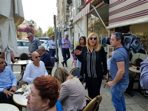 היום משדר בחירות מיוחד מרחובות בערוץ 13 חדשות ערוץ 13 בהובלת אלמוג בוקר יוצאים במבצע סיקור