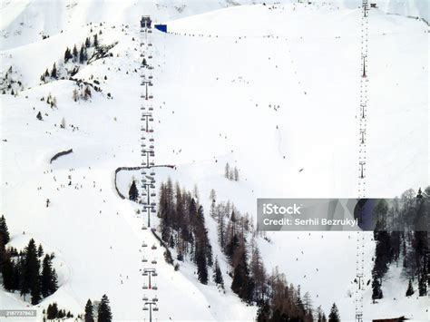 눈 덮인 산과 그 위에 있는 스키 슬로프를 배경으로 한 두 개의 스키 리프트의 평면도 0명에 대한 스톡 사진 및 기타 이미지 0명 건축물 겨울 Istock