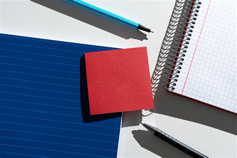 노트북과 펜이있는 책상 위의 스티커 메모에 중요한 메시지가 표시됩니다 메모장이있는 테이블의 메모에 쓰여진 중요한 정보 중요한