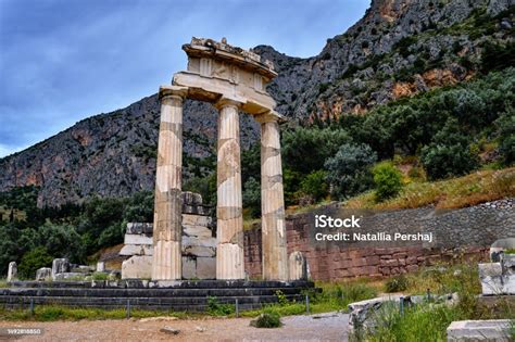 그리스 델포이에 있는 고대 그리스 여신 아테나 프로나이아의 톨로스 유적 세 개의 Doric 기둥 유네스코 세계 문화 유산 측면 보기 닫기 0명에 대한 스톡 사진 및 기타