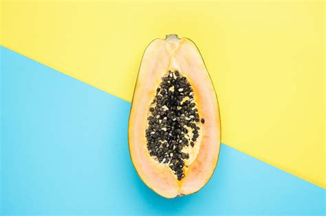 등분된 익은 파파야 분할 이중톤 노란색에 파란색 배경 크리에이 티브 이미지 스타일 열 대 과일 휴가 여름 비치 파티 채식주입니다 공간에 복사 합니다 포스터 배너 스 트 서식