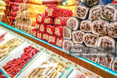 이스탄불 터키 이집트 매운 시장에서 전통 터키 맛있는 과자 및 카운터에서 라하트 루쿰과 그랜드 바자르의 다양한 다양에 대한 스톡 사진 및 기타 이미지 Istock