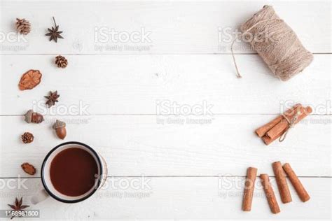 새해 배경 계피 아니스 별 전나무 가지와 흰색 나무 배경에 핫 초콜릿 한 잔 플랫 레이 맨 위 보기 계절에 대한 스톡 사진 및 기타 이미지 Istock