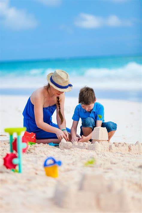 Madre E Hijo En La Playa Imagen De Archivo Imagen De Verano 118647389