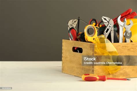 흰색 테이블에 수리를 위한 다양한 도구가 있는 나무 상자 텍스트를 위한 공간 0명에 대한 스톡 사진 및 기타 이미지 0명 Diy 개선 Istock