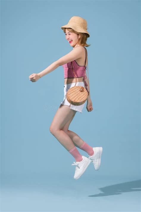 Foto Completa De Una Linda Chica Disfrutando De Correr En Ropa De