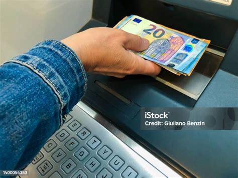 Atm 기계에서 돈을 인출 Atm에서 유로 지폐를 가져 가기 사람이 현금 인출기에서 돈을 인출합니다 기계류에 대한 스톡 사진 및 기타 이미지 Istock