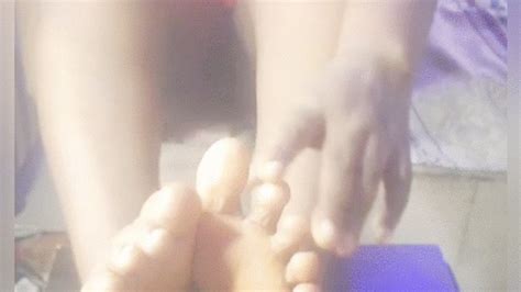 Igbo Omo Actress Dangless Heels In Between Toes And Turns Around To Rub