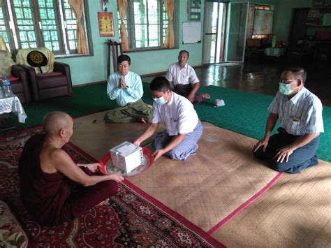 ကျောင်းကုန်းမြို့ ဘုန်းတော်ကြီးကျောင်းများတွင် ဥပုသ်သီလ ယူသူများအား န