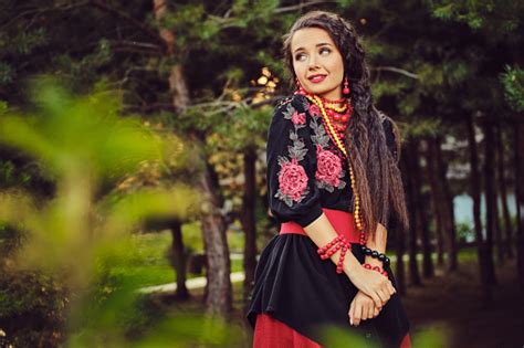 흰색 우크라이나어 정통 국가 의상과 꽃화환의 갈색 머리 소녀는 나무에서 포즈를 취하고있다 클로즈업 가득 찬에 대한 스톡 사진 및 기타 이미지 Istock