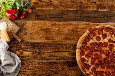 나무 테이블에 페퍼로니 피자 재료로 정물합니다 맨 위 보기 공간을 복사합니다 0명에 대한 스톡 사진 및 기타 이미지 0명 건강에 좋지 않은 음식 고기 Istock