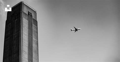 고층 건물 위를 날아다니는 비행기 사진 Unsplash의 무료 회색 이미지