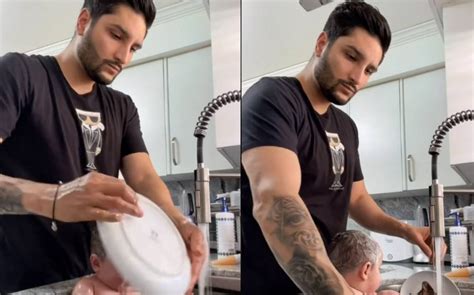 TikTok Baña a su bebé mientras lava los trastes