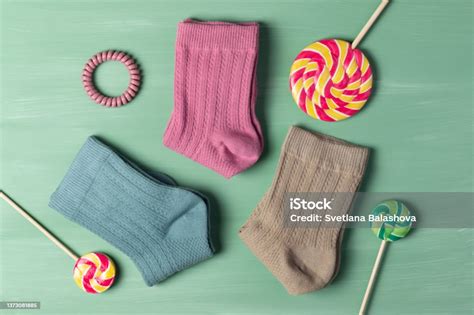 녹색 배경에 여러 가지 빛깔의 양말 맨 위 보기입니다 추운 계절에는 다양한 양말이 있습니다 양말은 밝은 배경에 흩어져 있습니다 양말의 형태로 옷 양말에 대한 스톡 사진 및