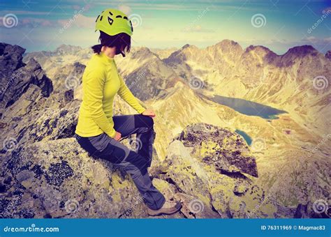 Турист восхищая красивую долину горы в винтажном стиле Редакционное Стоковое Изображение