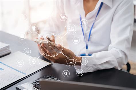 저작권 또는 특허 개념 가상 화면 저작권 아이콘 상표가 있는 노트북 컴퓨터 태블릿 및 스마트폰을 사용하는 사람 손 사무실에서 불법 복제에 대한 창작 소유권 Brand