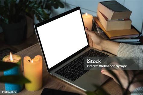정전 중에 노트북 키보드에 타이핑하는 여성의 손을 닫습니다 촛불이 켜진 정전 중에 흰색 빈 화면으로 컴퓨터에서 작업합니다 에너지 위기 개념에 대한 모형 공란에 대한 스톡