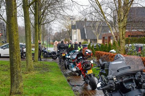 Buurtbewoners En Groep Motorrijders Bewijst Laatste Eer Aan Bert Suurd